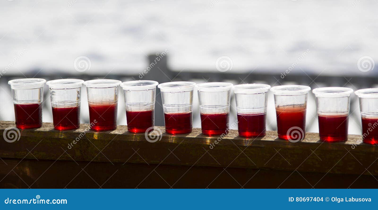 De Cocktail Van Wodka En Stroop in Plastic Koppen in Openlucht Stock ...