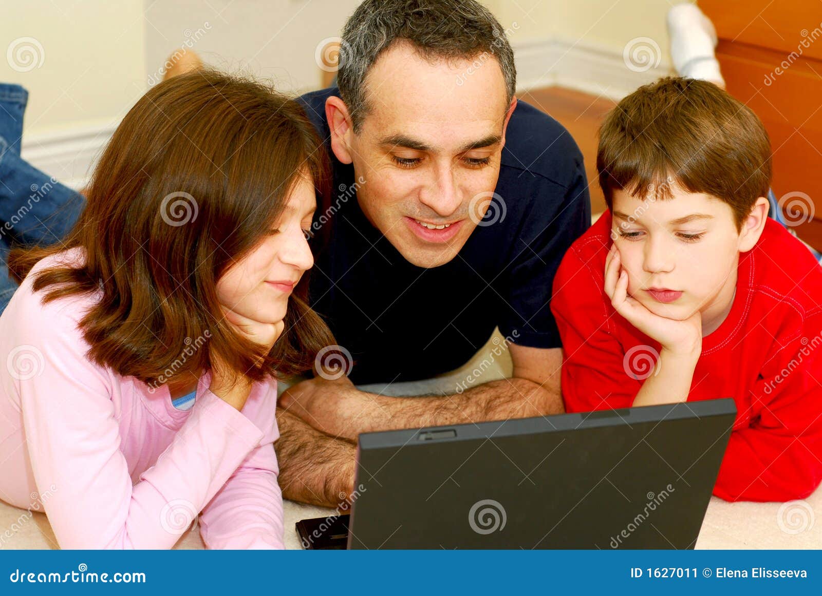 De computer van de familie stock afbeelding. Image of mensen - 1627011
