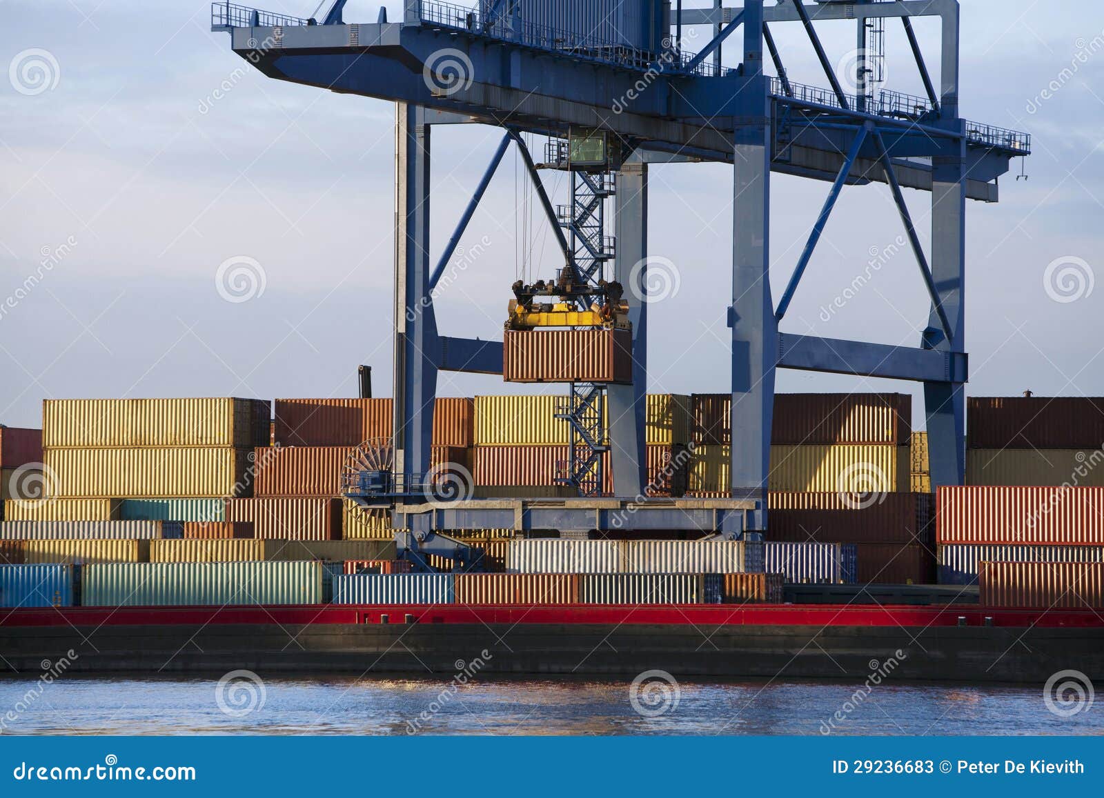 De Containers Van De Lading in Een Aak Stock Afbeelding - Image of ...