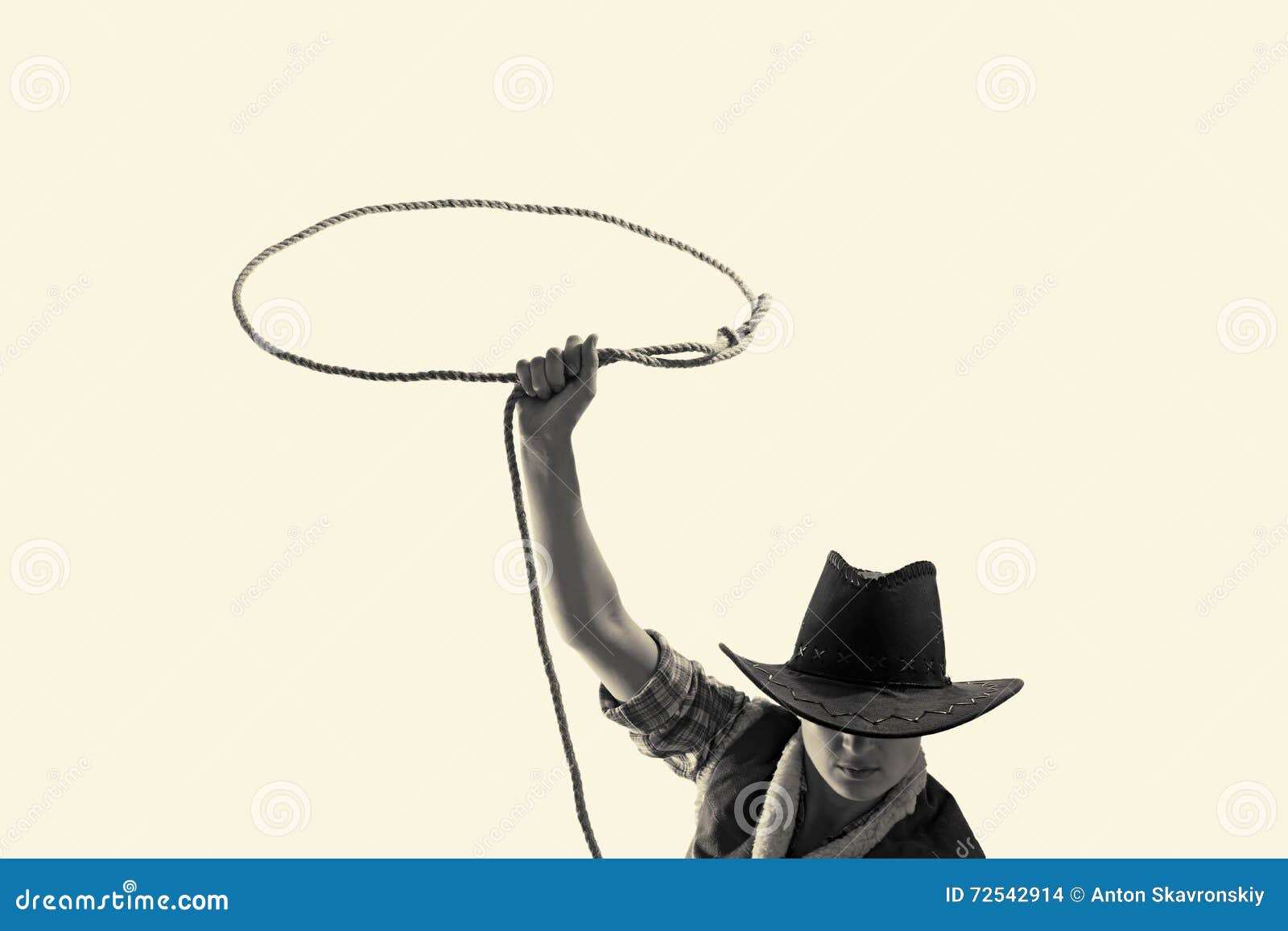 De cowboy werpt een lasso stock foto. Image of lang, rodeo - 72542914