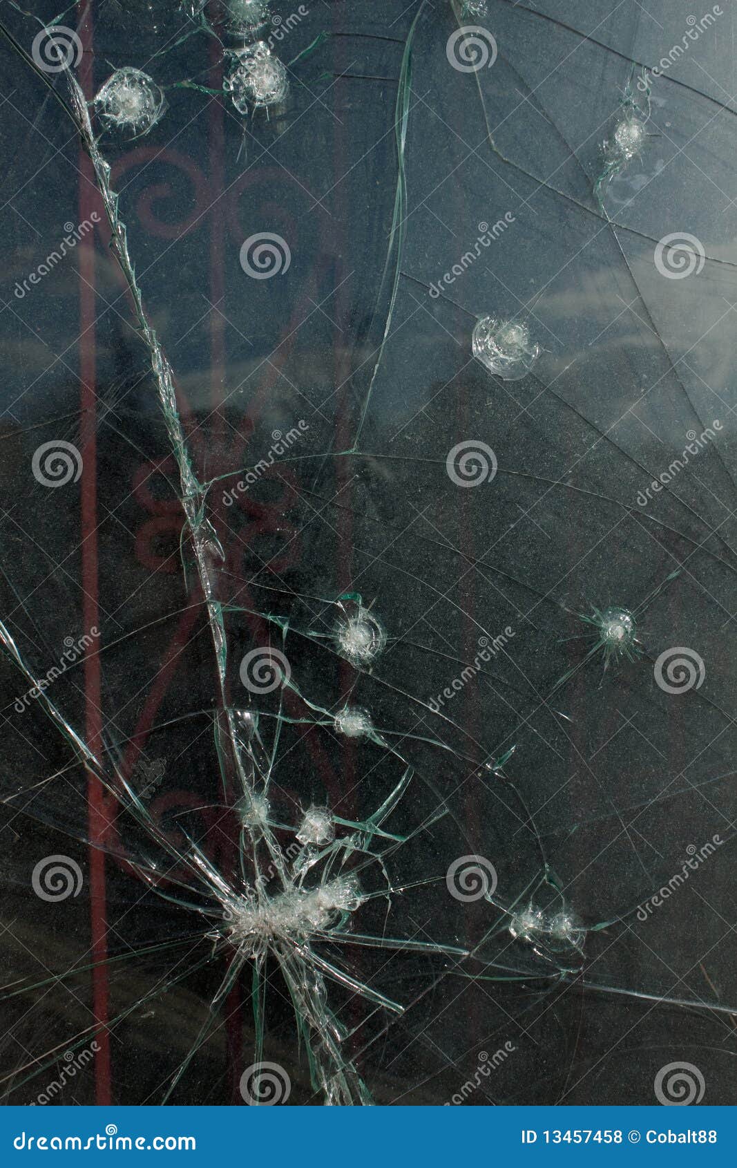 De cristal rota en ventana foto de archivo. Imagen de cristal - 13457458