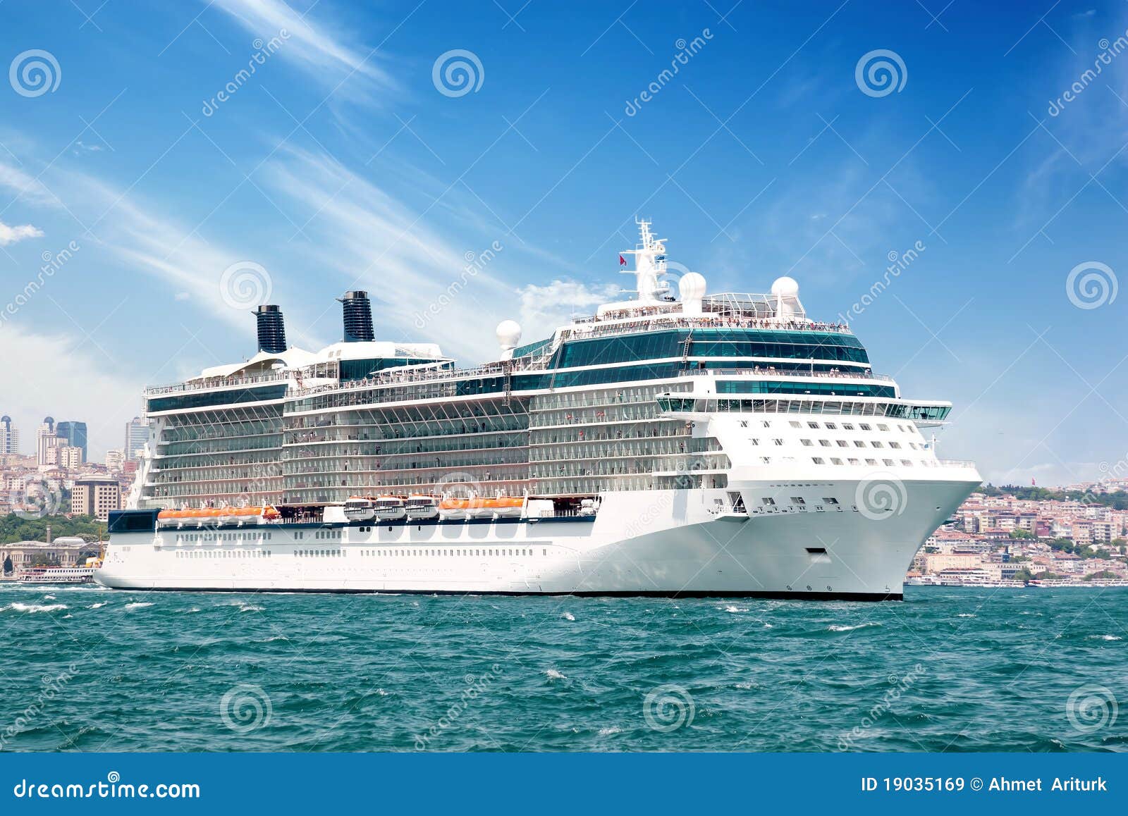 De cruiseschip van de luxe stock afbeelding. Image of voering - 19035169