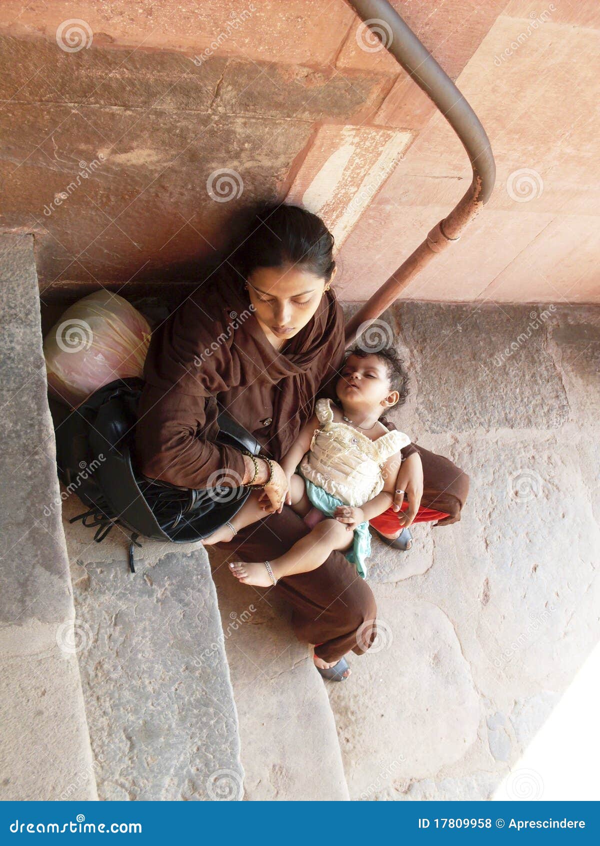 De daklozen van de familie redactionele stock foto. Image of benadeeld ...