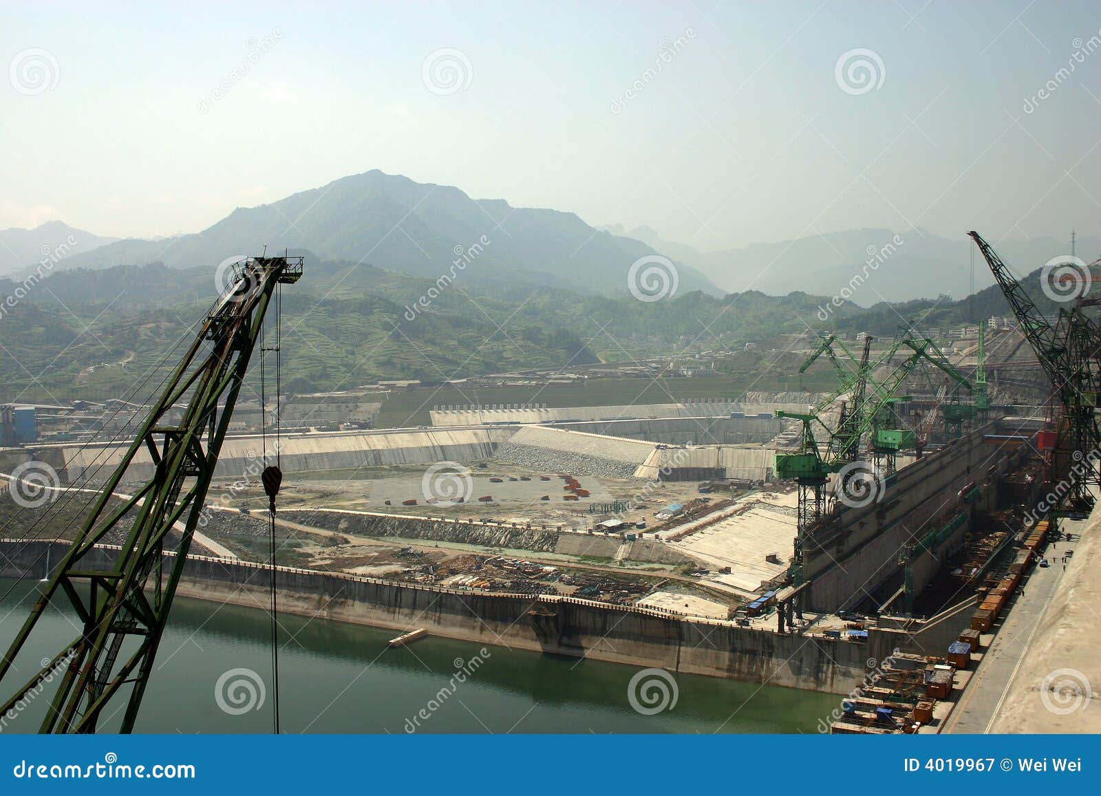 DE DAM VAN DRIE KLOVEN stock afbeelding. Image of machine - 4019967