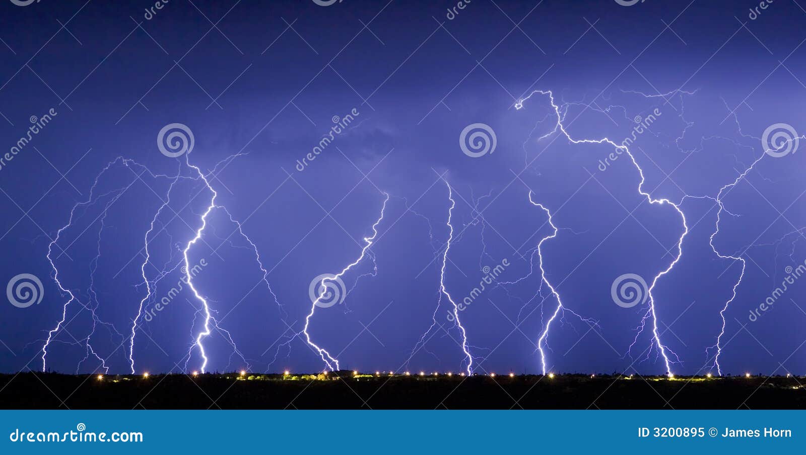 De Dans van de bliksem stock afbeelding. Image of blikseminslag - 3200895