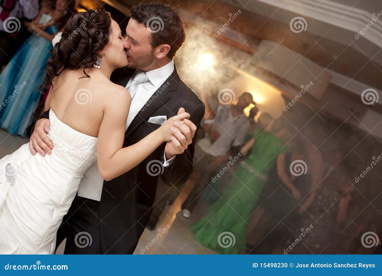 De Dans Van De Bruid En Van De Bruidegom Stock Foto - Image of vrolijk ...