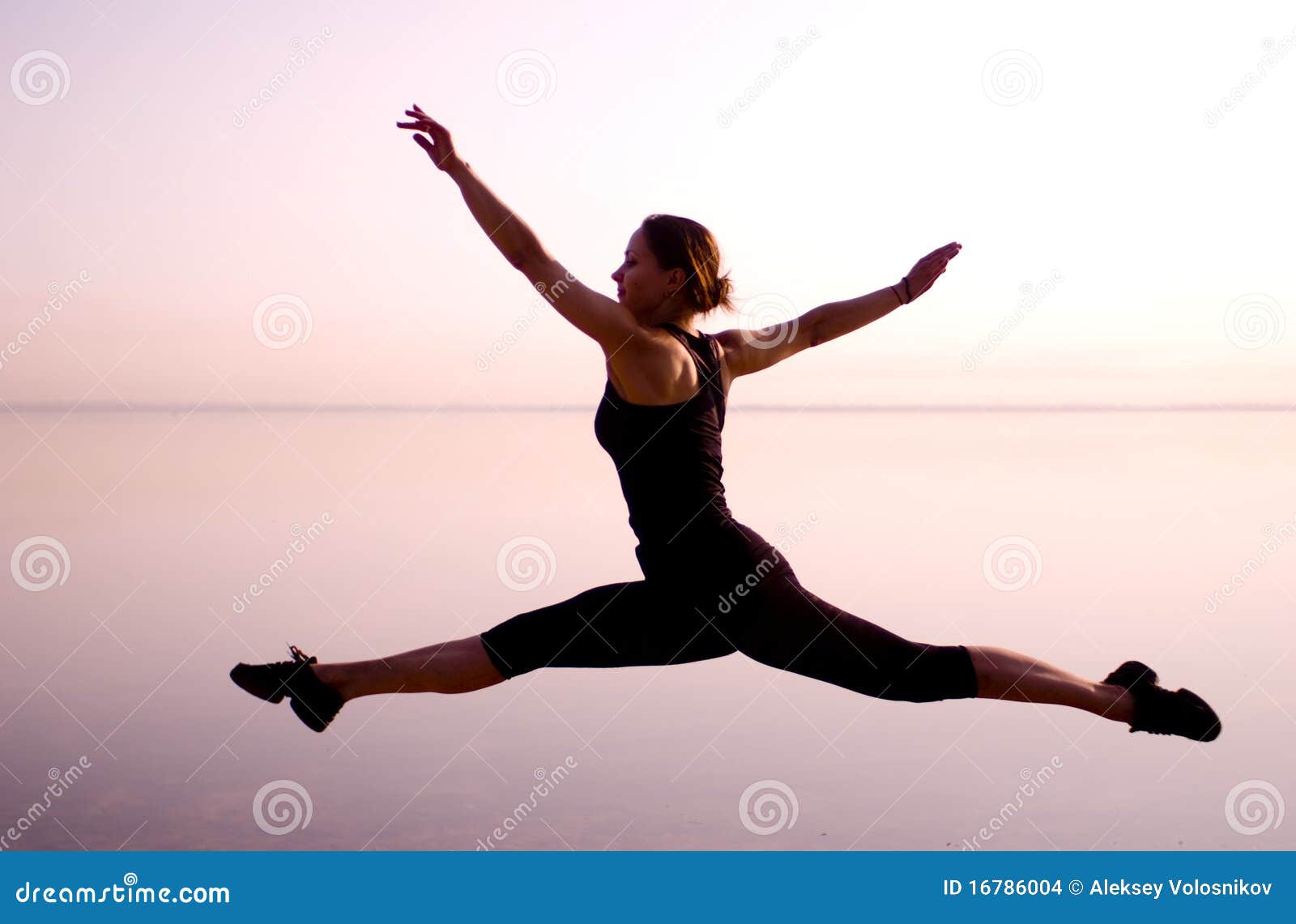 De dansers springen spleet stock foto. Image of grond - 16786004