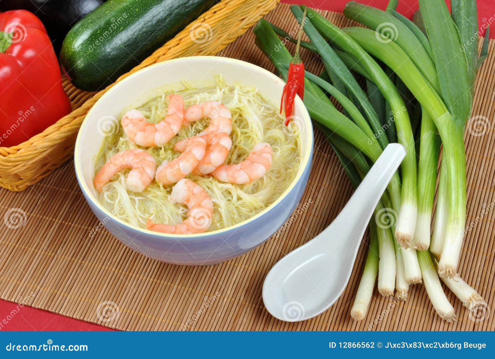 De De Oosterse Soep En Garnalen Van De Stijlnoedel Stock Foto - Image ...