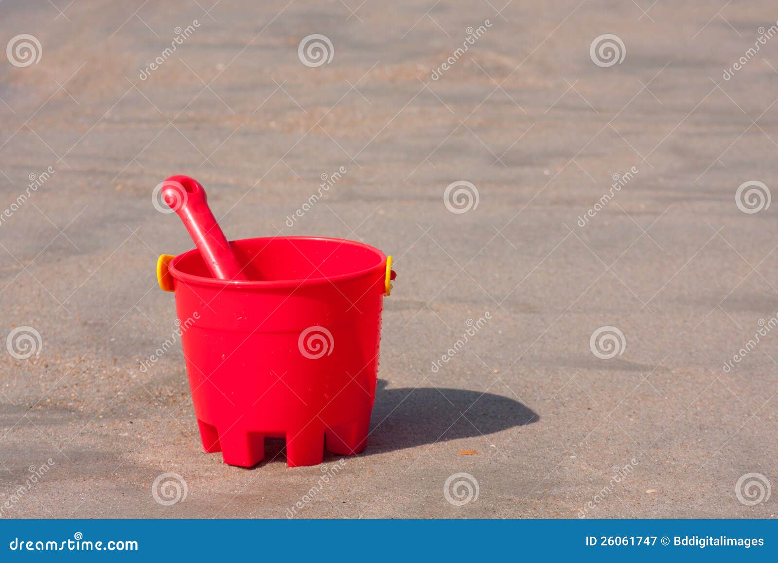 De De Rode Emmer En Schop Van Het Zand Stock Afbeelding - Image of ...