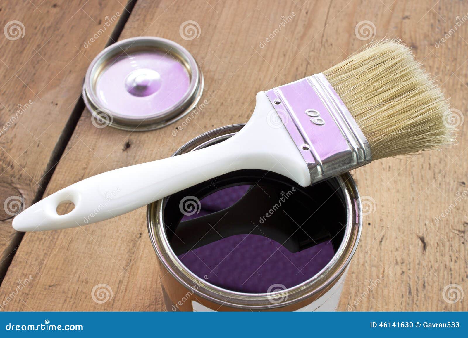 De De Verfborstel En Vernis Kunnen Stock Foto - Image of nieuw, houder ...