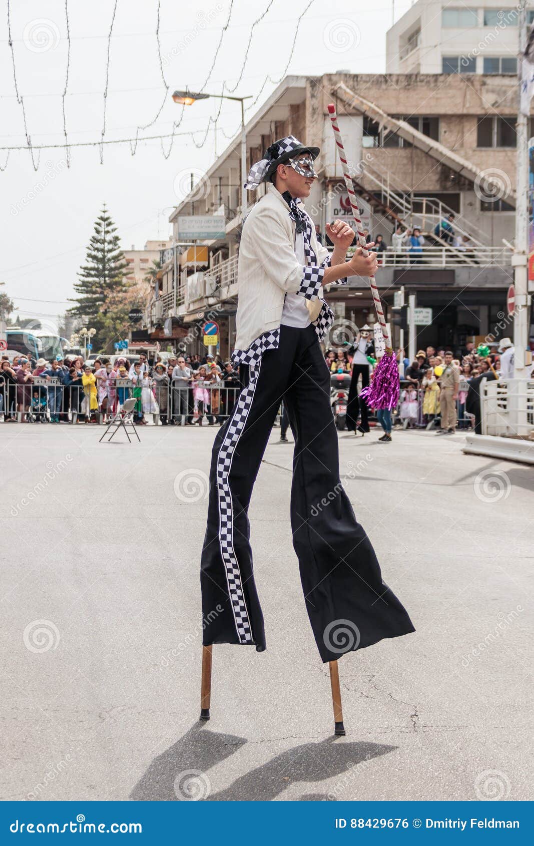 De Deelnemers in Carnaval Op Stelten Lopen Langs De Straat Redactionele ...