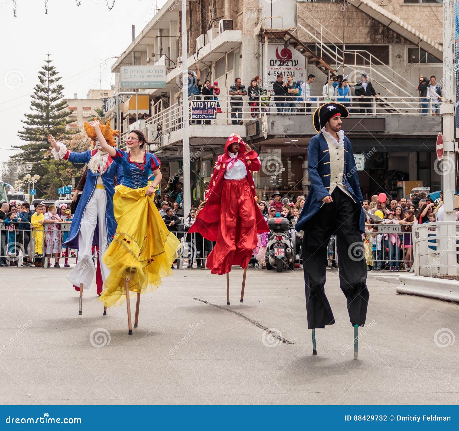 De Deelnemers in Carnaval Op Stelten Lopen Langs De Straat Redactionele ...