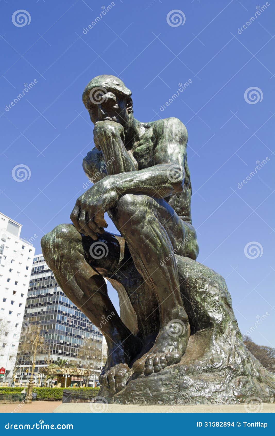 De denker door Rodin redactionele stock afbeelding. Image of hoofd ...