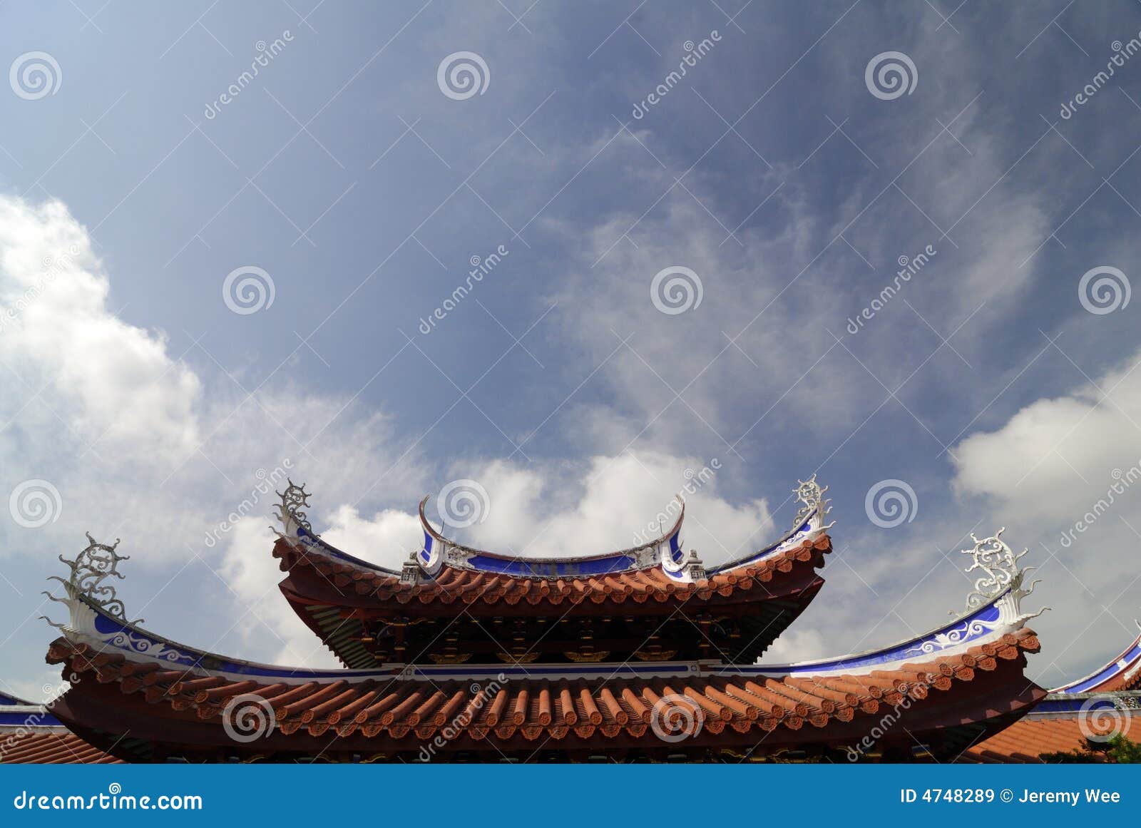 De Details Van Het Dak Van Een Chinese Tempel Stock Afbeelding - Image ...