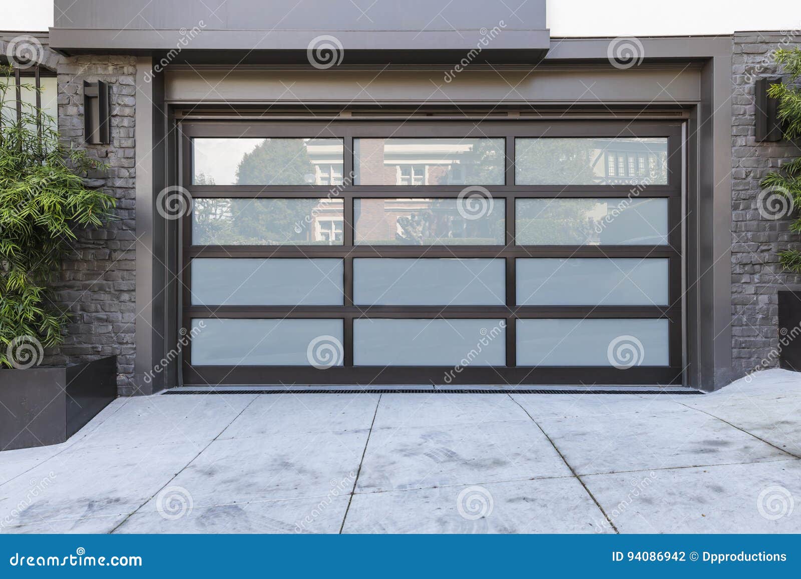 De Deur Van De 2 Autogarage Met Berijpt Glas Stock Foto - Image of ...