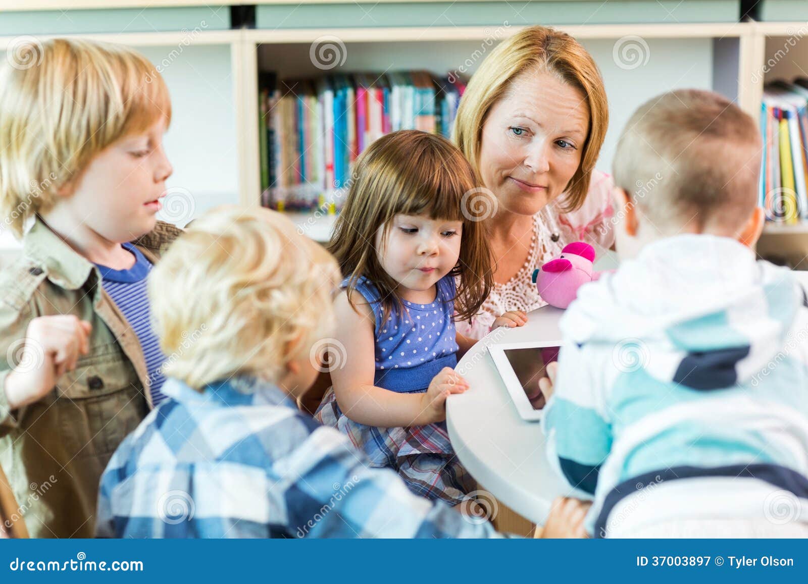 De Digitale Tablet Van Leraarswith Students Using Binnen Stock ... De Digitale Tablet Van Leraarswith Students Using Binnen Stock ...