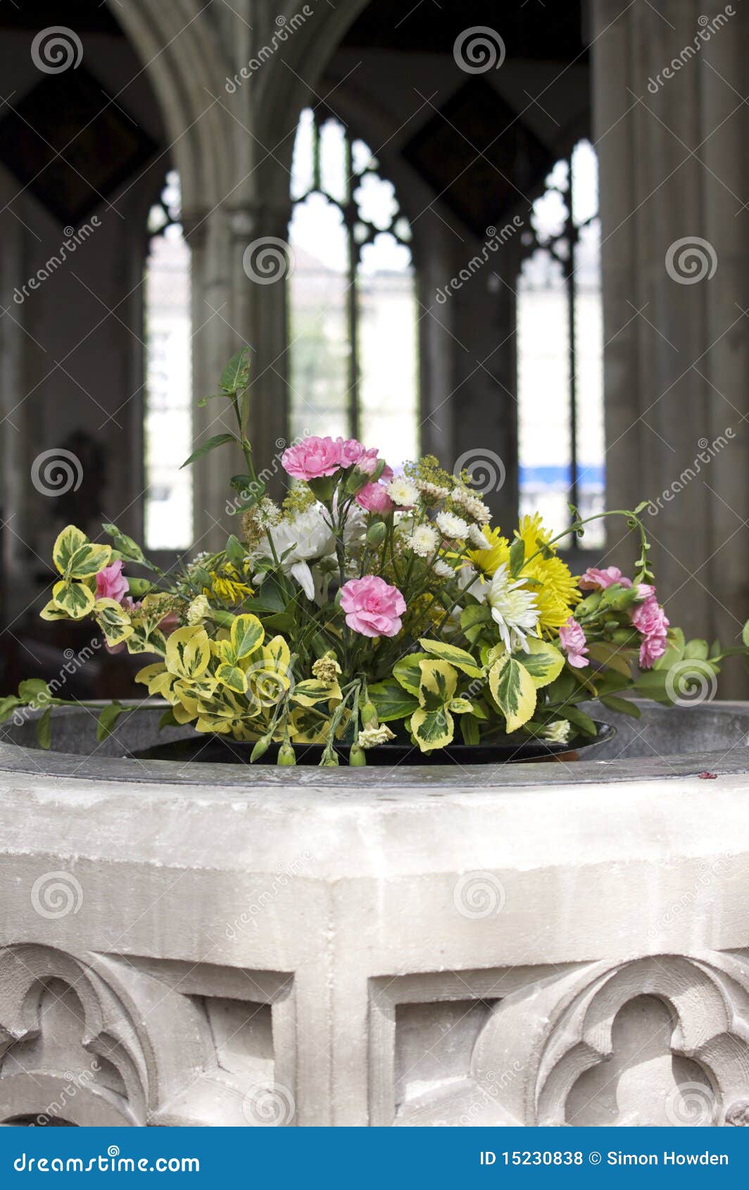 De Doopvont van de kerk stock foto. Afbeelding bestaande uit zuiden ...