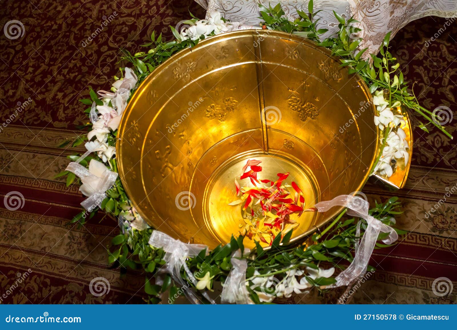 De Doopvont Van Het Doopsel Stock Foto - Image of bloemen, baby: 27150578