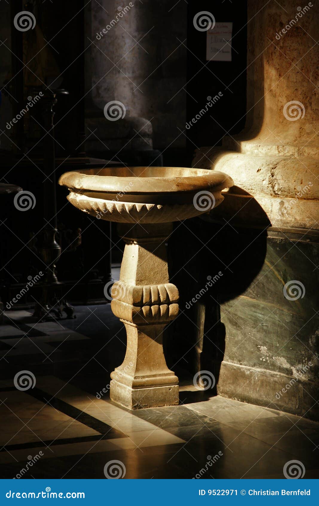 De Doopvont Van Het Wijwater Stock Afbeelding - Image of lettertype ...