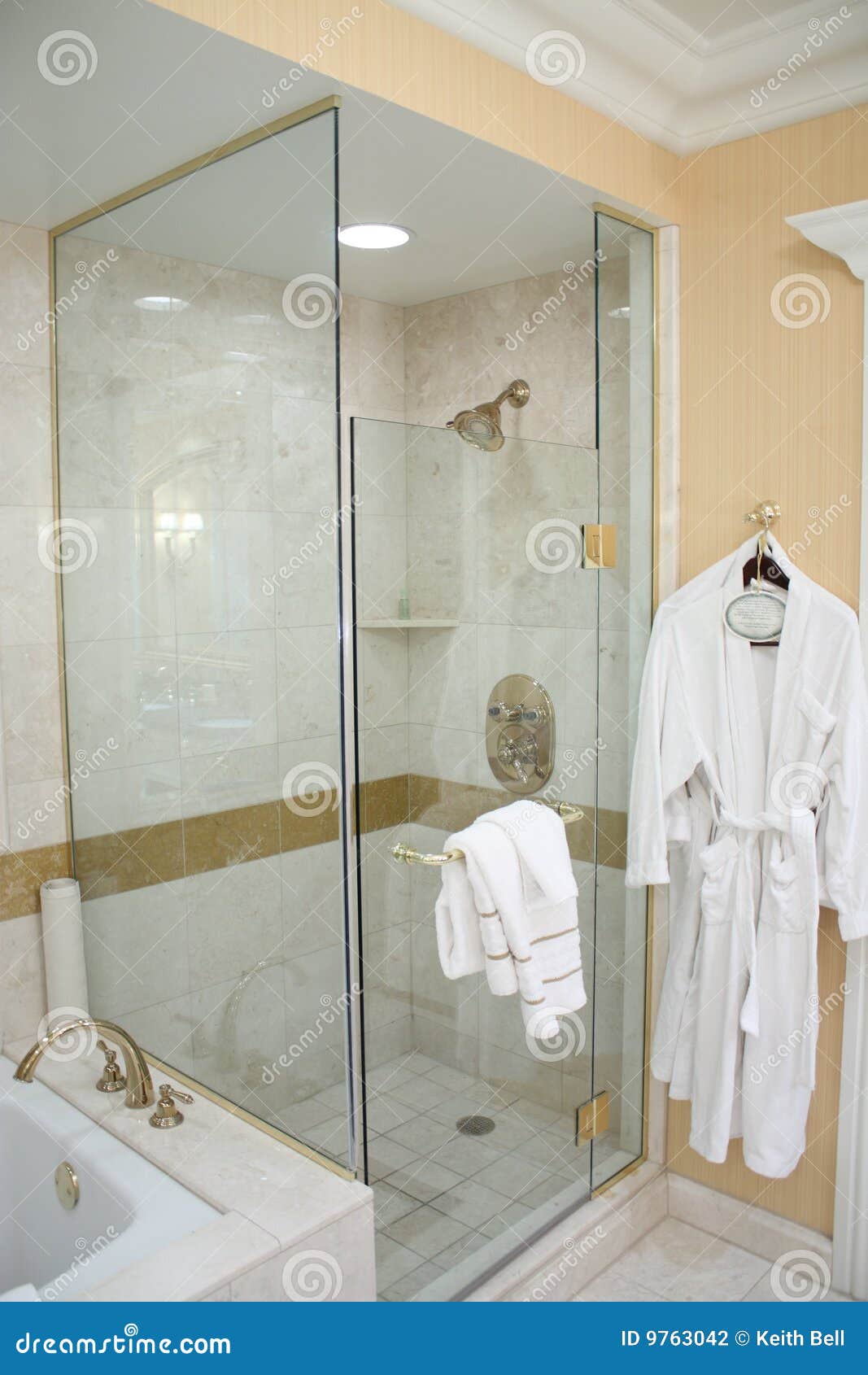 De Douche En De Robe Van Het Hotel Van De Luxe Stock Foto - Image of ...