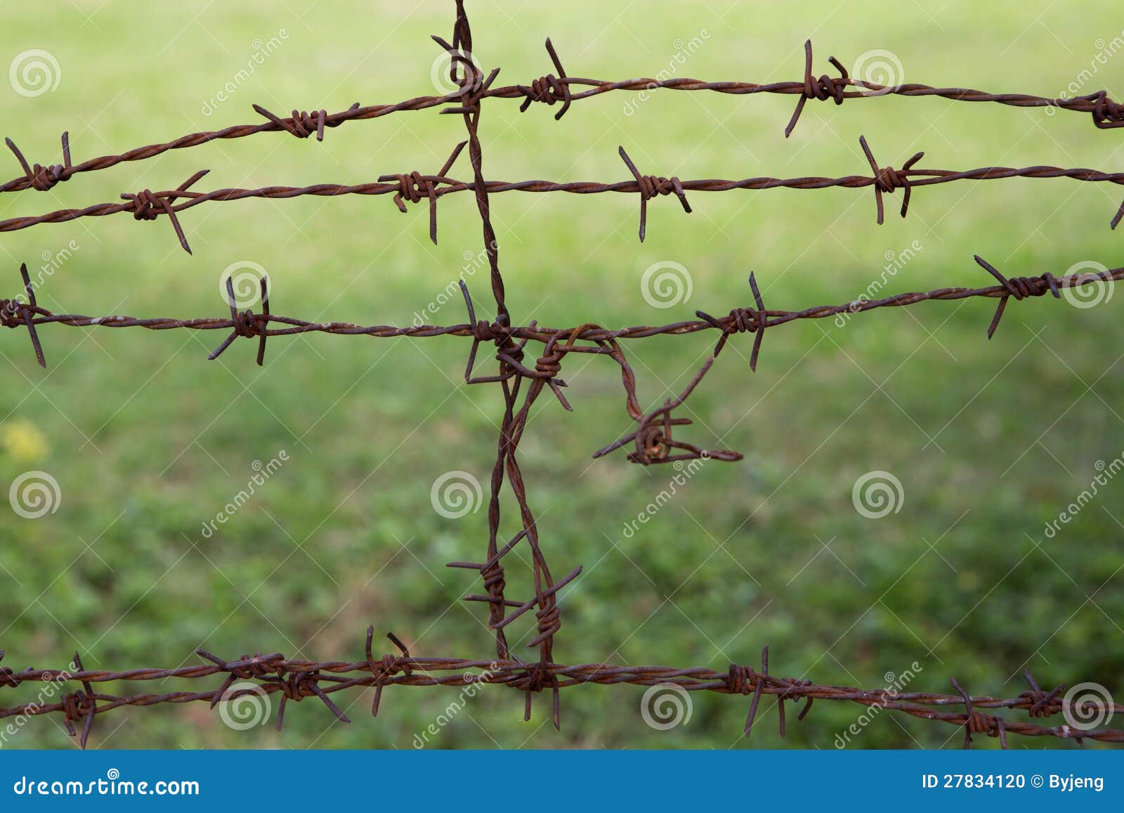 De Draadomheining Van De Weerhaak Stock Foto - Image of bescherm, wacht ...