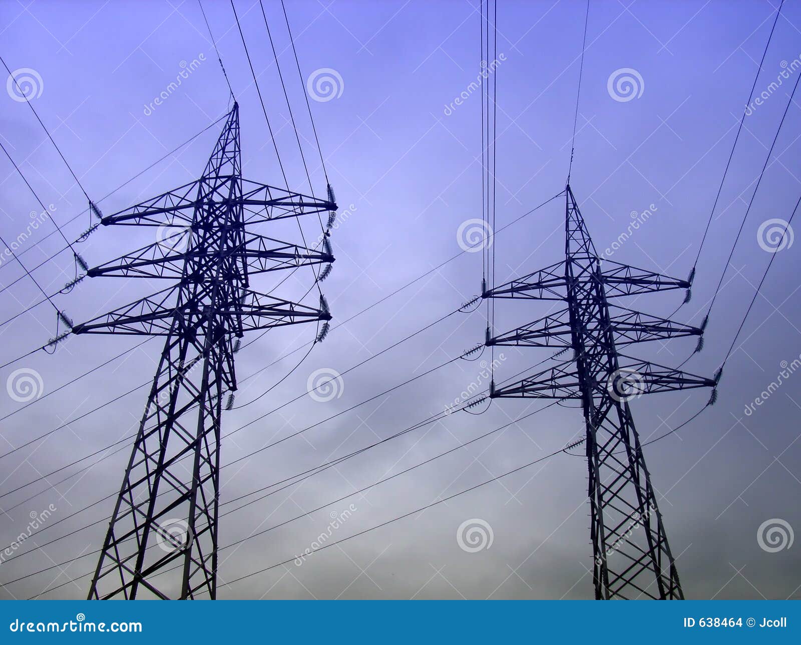 De Draden Van De Elektriciteit Van De Hoogspanning Stock Foto - Image ...