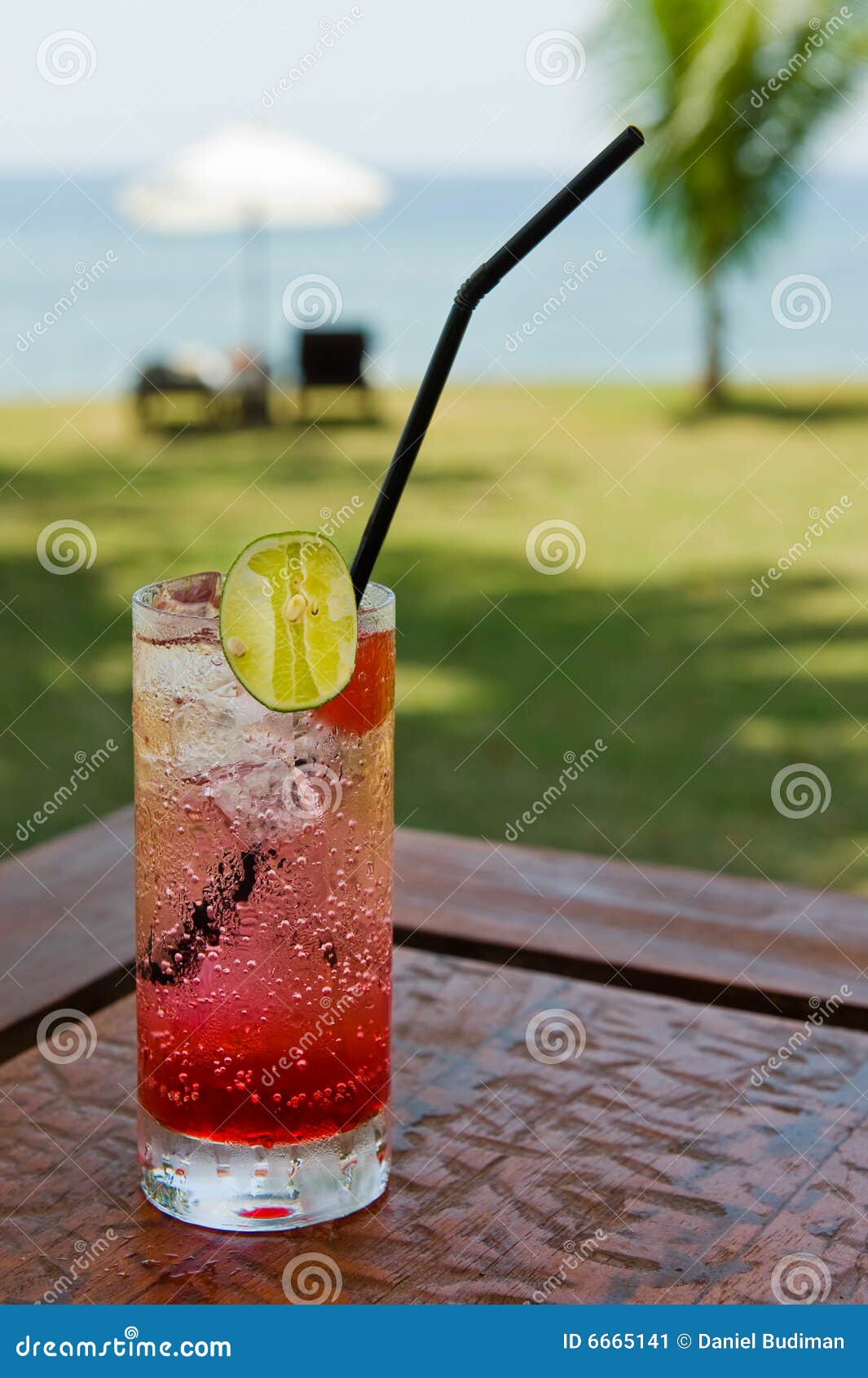 De Drank Van De Cocktail Op Het Strand Stock Afbeelding - Image of ...