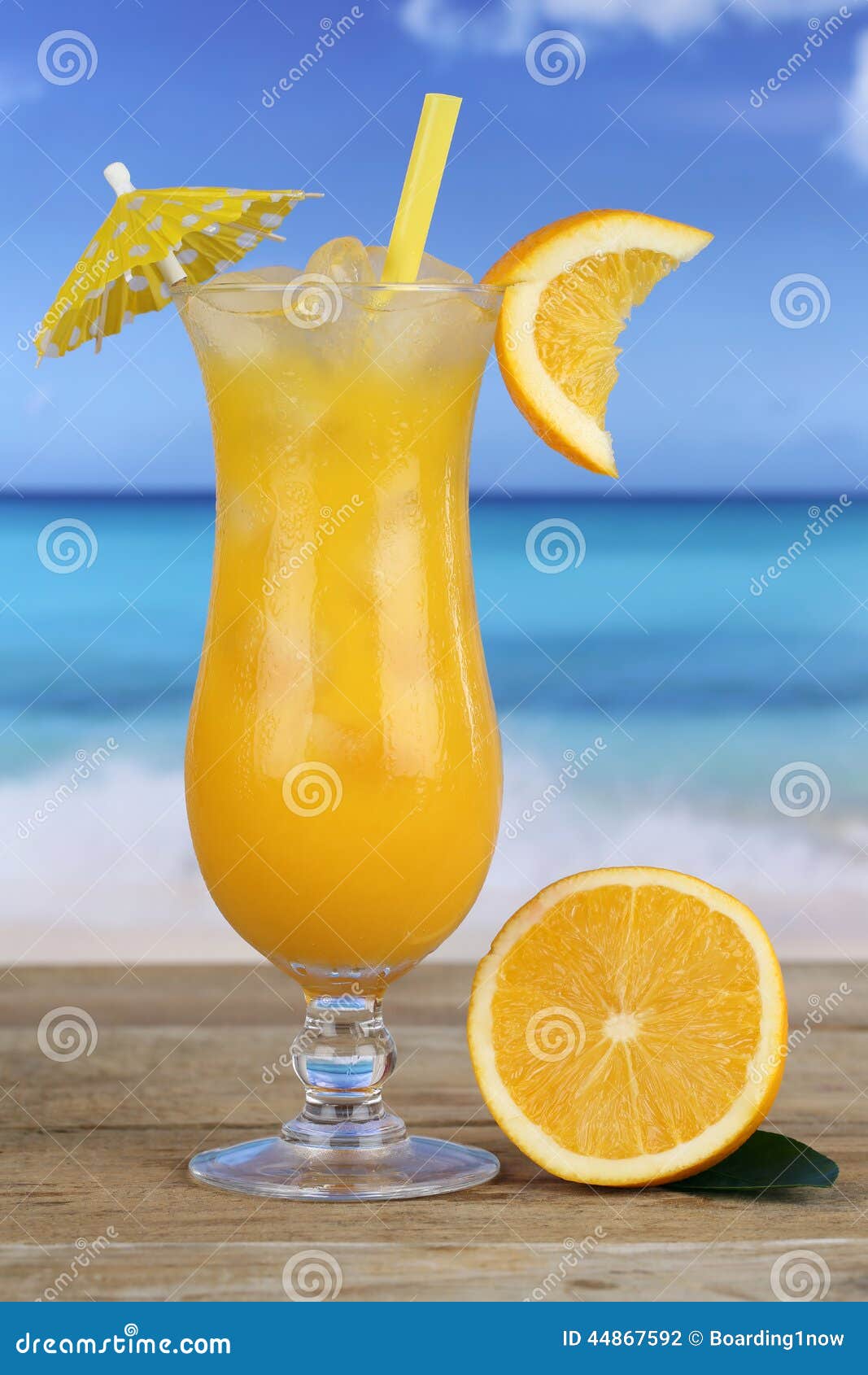 De Drank Van Het Jus D'orangefruit Op Het Strand Stock Foto - Image of ...
