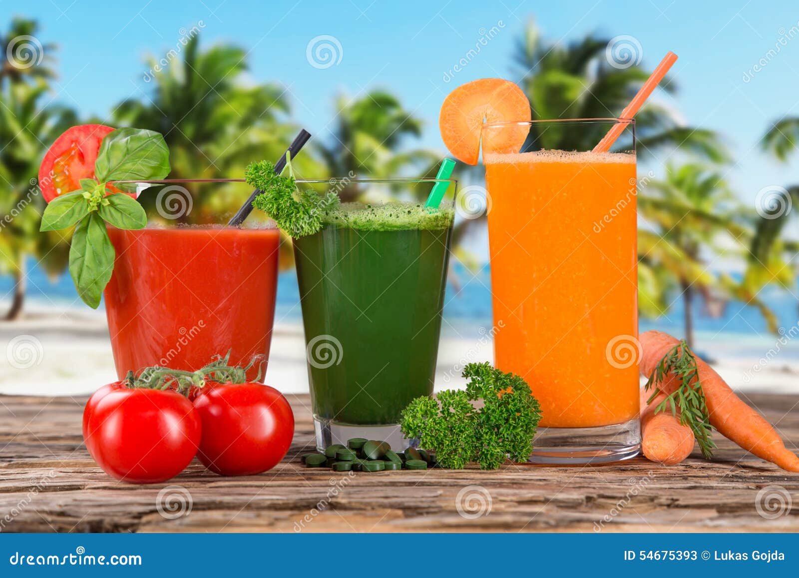 De Dranken Van Het De Zomerfruit Op Het Strand Stock Afbeelding - Image ...