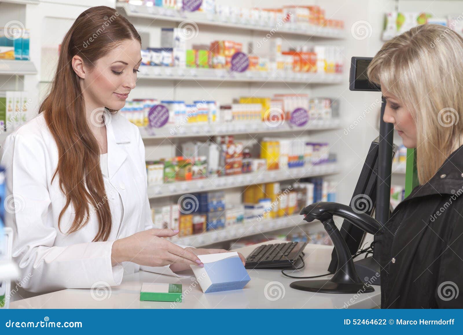 De Drogist Raadpleegt Klant Stock Foto - Image of farmaceutisch ...