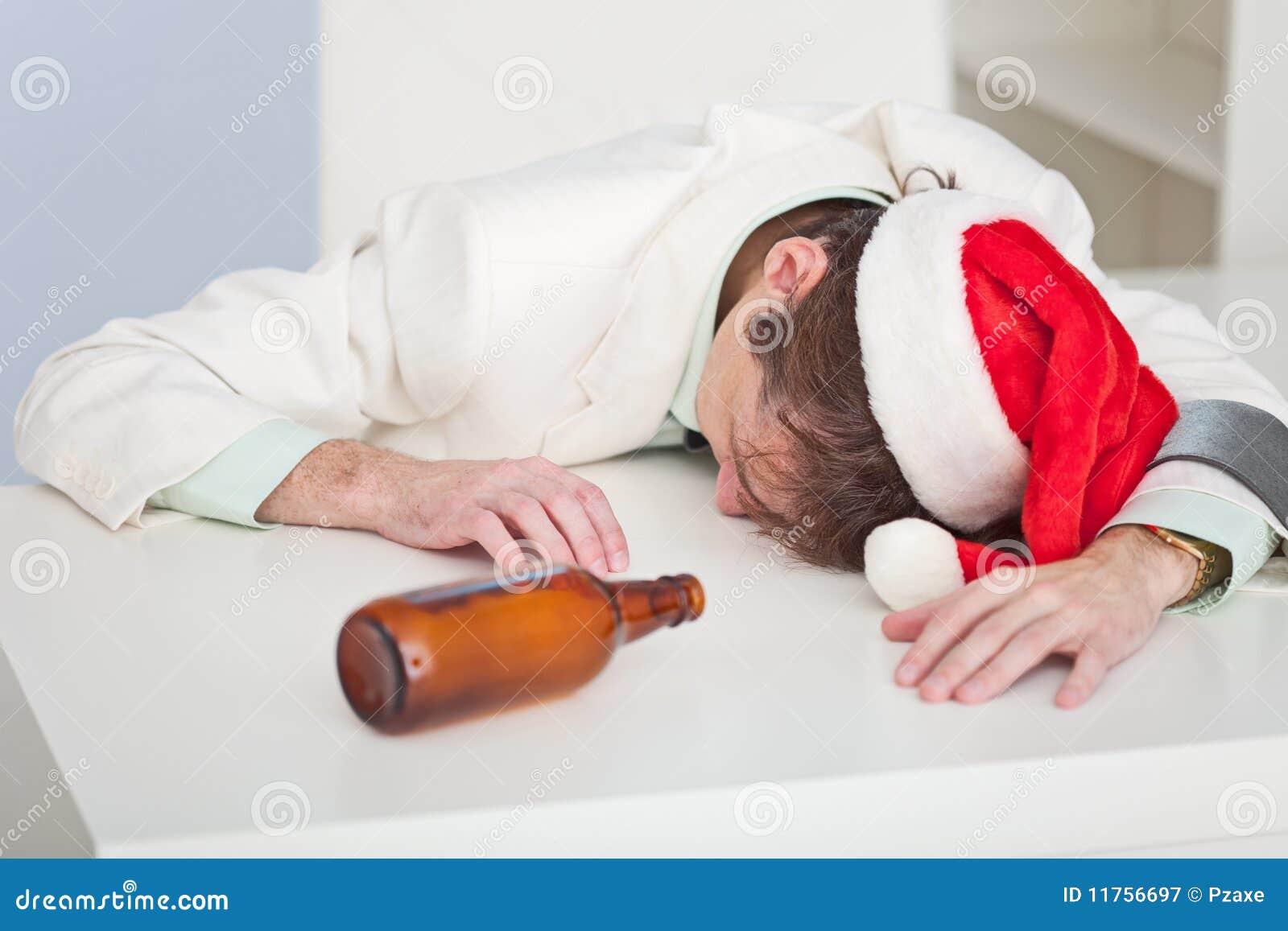 De Dronken Persoon Ligt Op Lijst Stock Afbeelding - Image of mensen ...