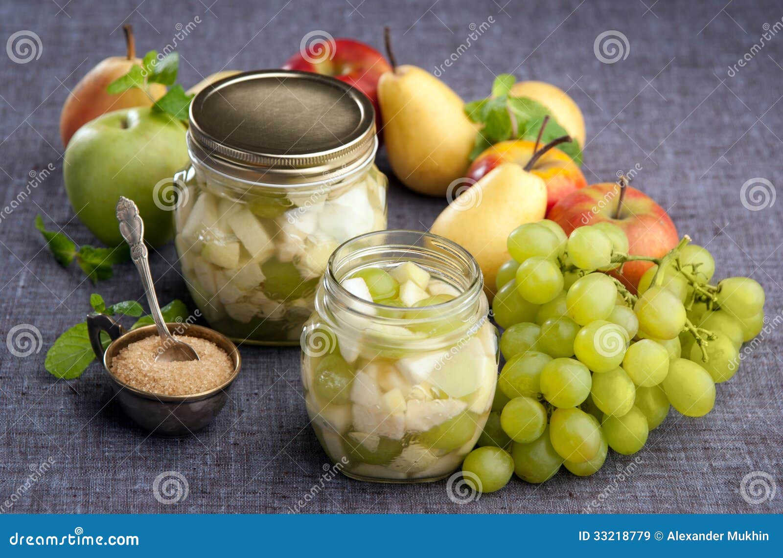 De Druiven Van Appelenperen in Een Suikerstroop Stock Afbeelding ...