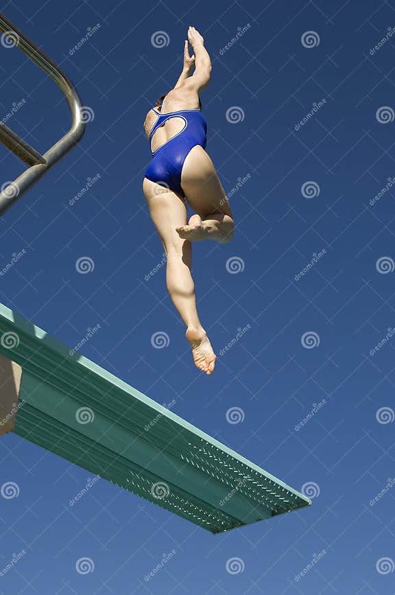 De Duik Van De Zwemmer Van De Springplank Stock Afbeelding - Image of ...