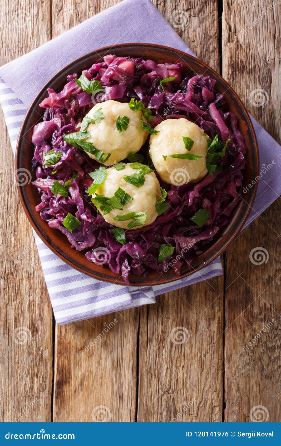De Duitse Bollen Van De Voedsel Knodel Aardappel En Gestoofde Rode Kool ...