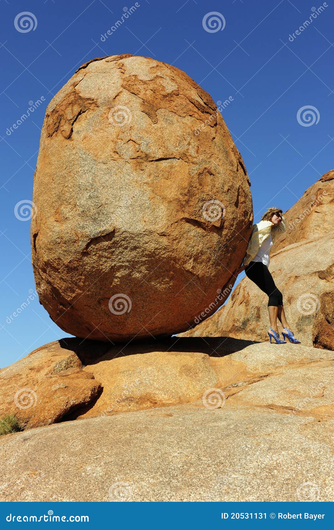 De Duwende Kei Van De Vrouw Stock Afbeelding - Image of hoog, uitgerekt ...