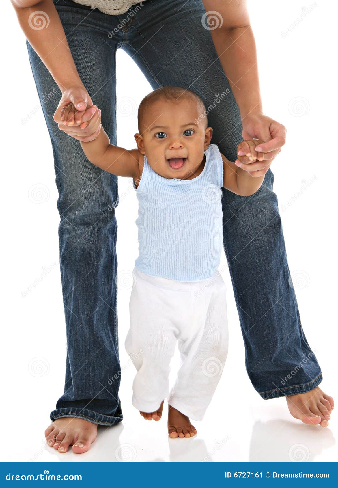 De Eerste Stap van de baby stock afbeelding. Image of omhelzing - 6727161