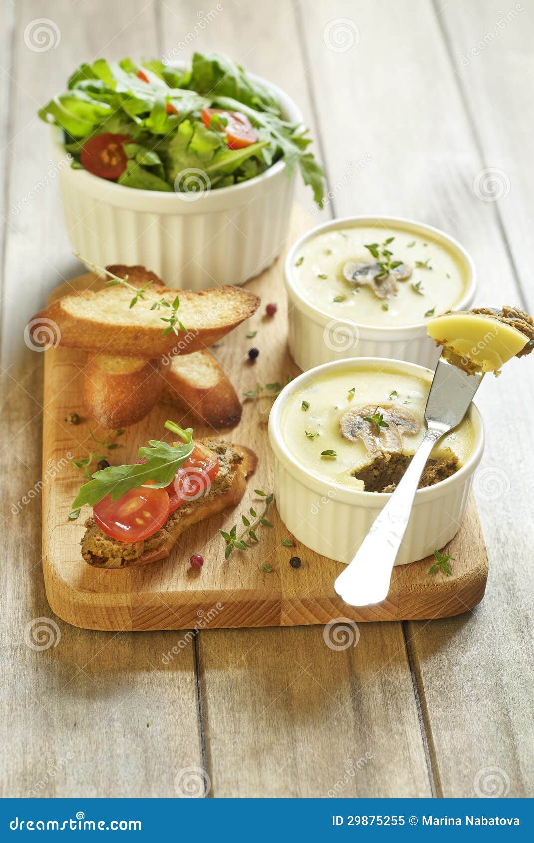 De Leverpastei Van De Kip Met Paddestoelen En Thyme Stock Afbeelding ...