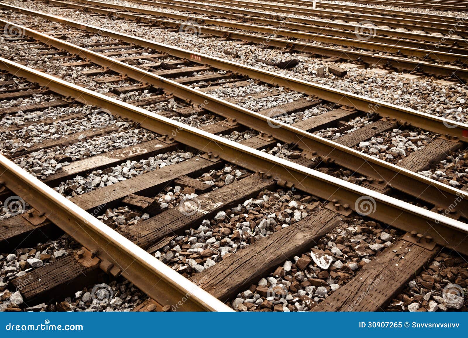 De Eigenschappen Van Het Treinspoor Stock Afbeelding - Image of gaan ...