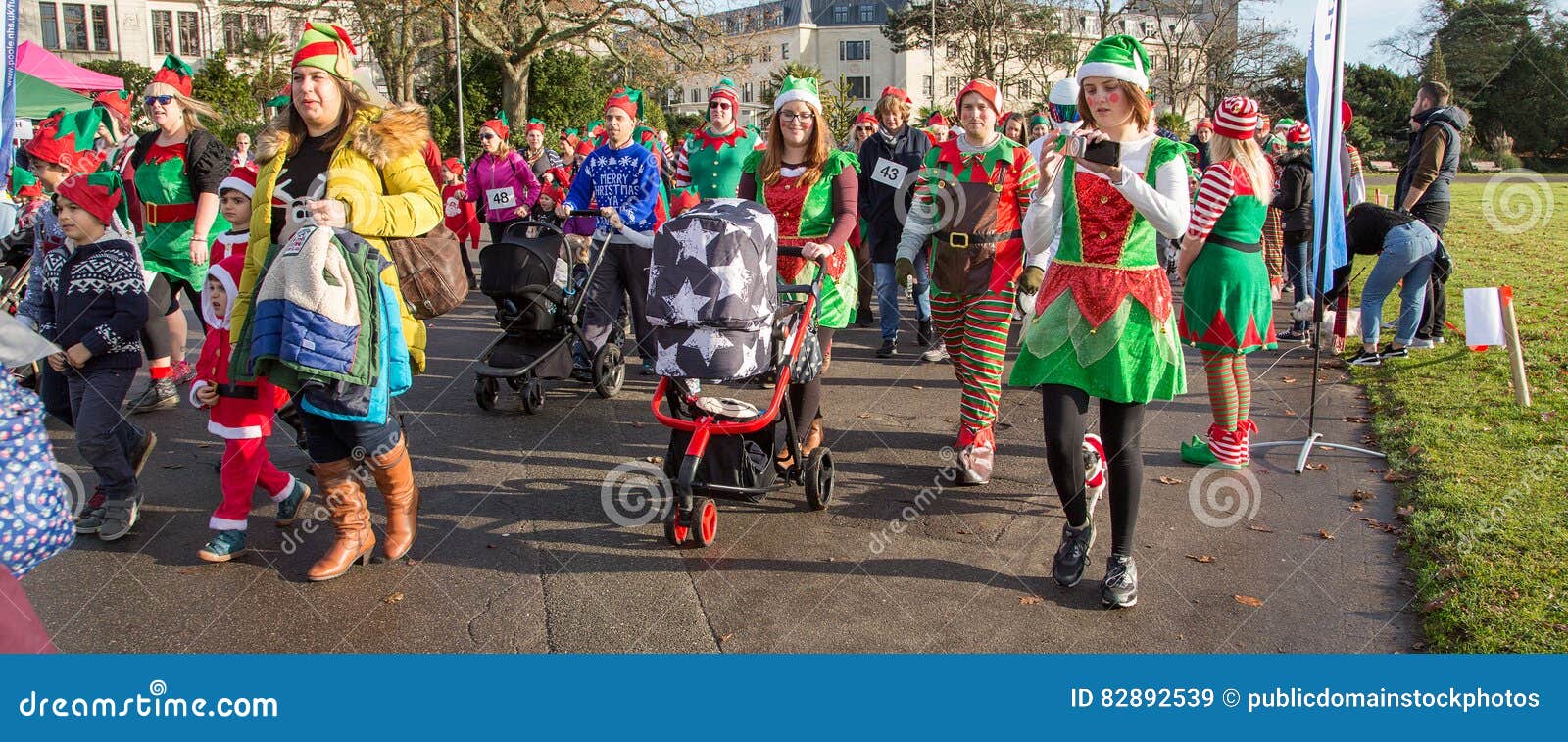 De Elf In Kerstmis Paraderen Picture. Image: 82892539