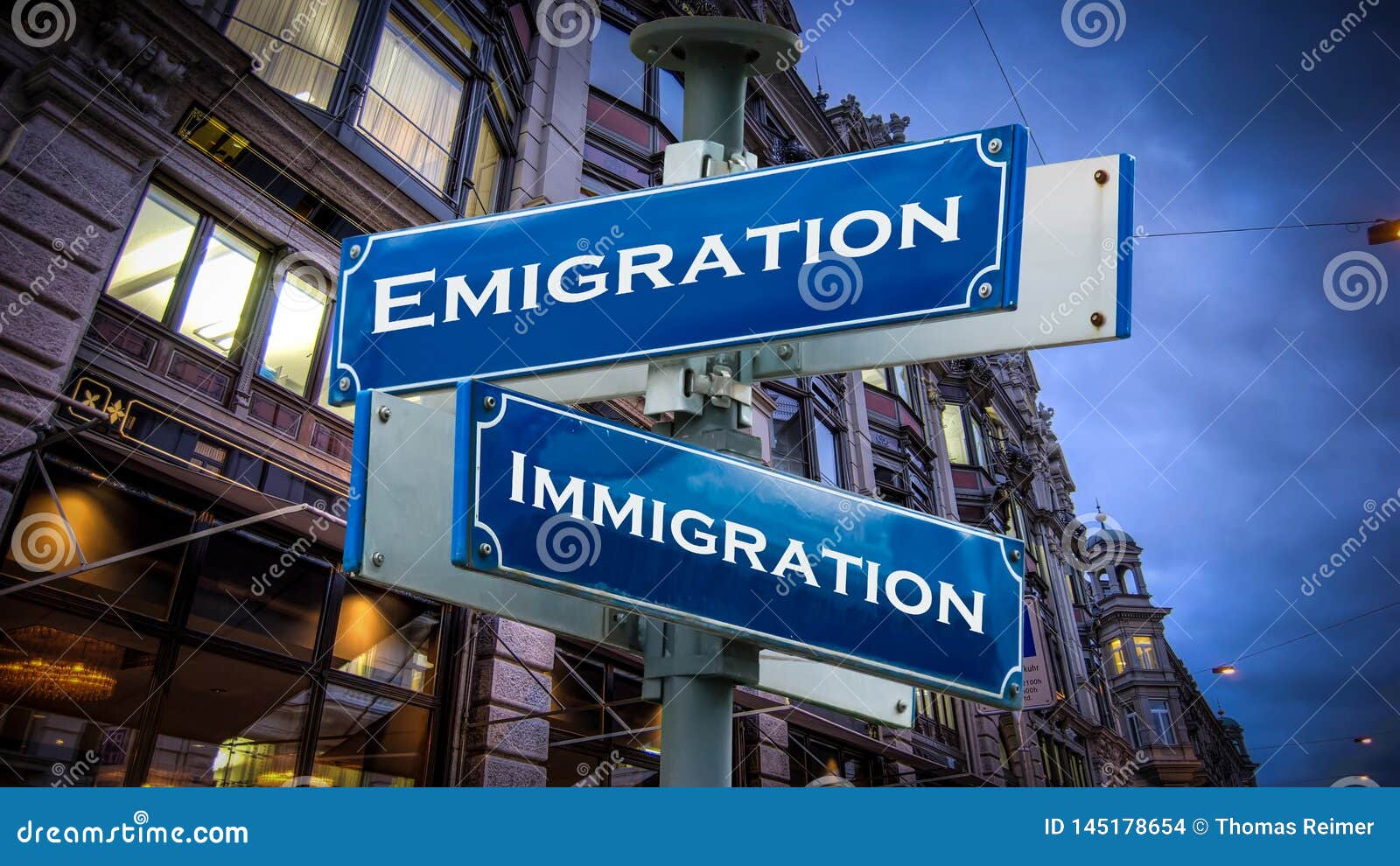 De Emigratie Van Het Straatteken Tegenover Immigratie Stock Foto ...