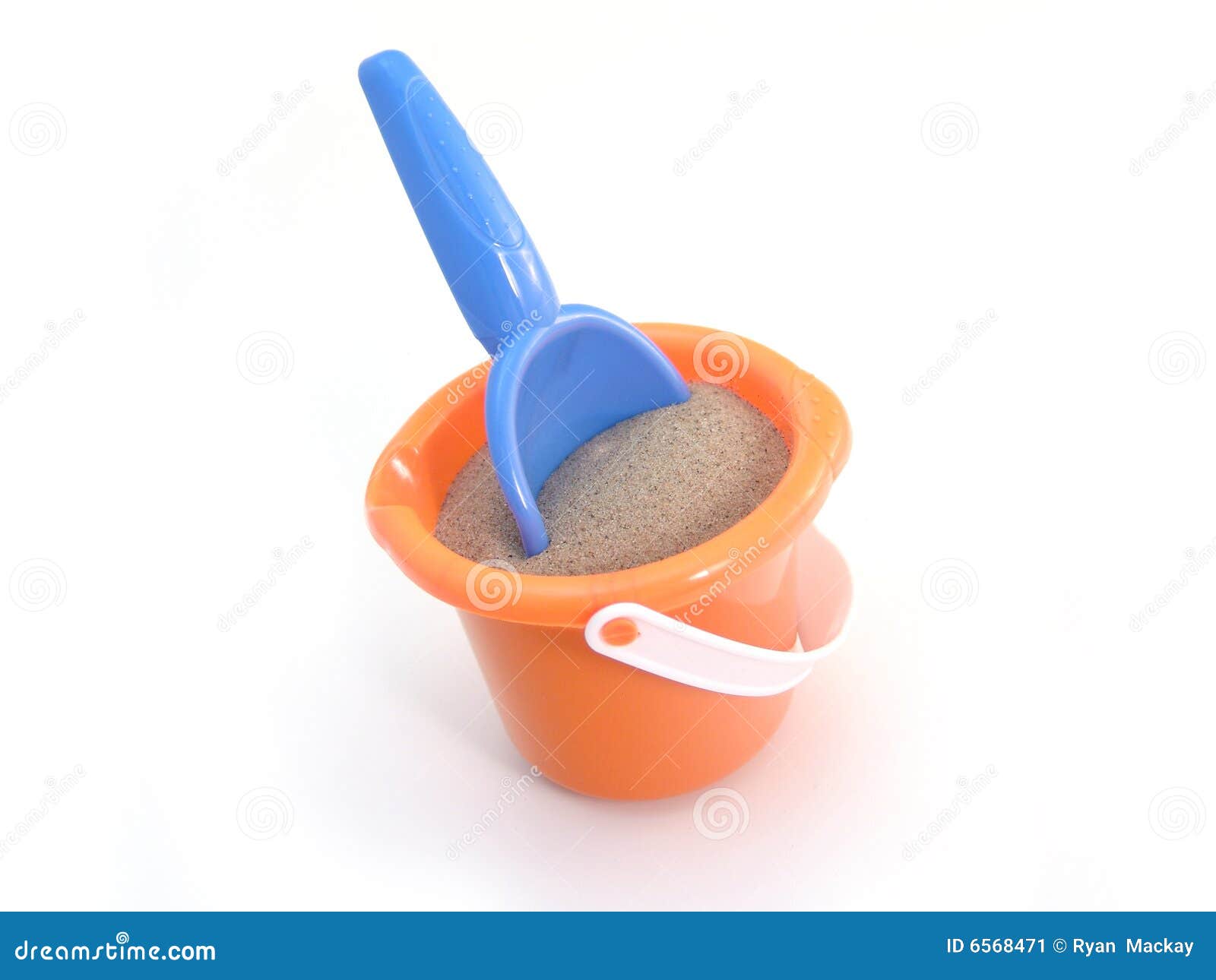 De Emmer En De Schop Van Het Strand Stock Afbeelding - Image of emmer ...