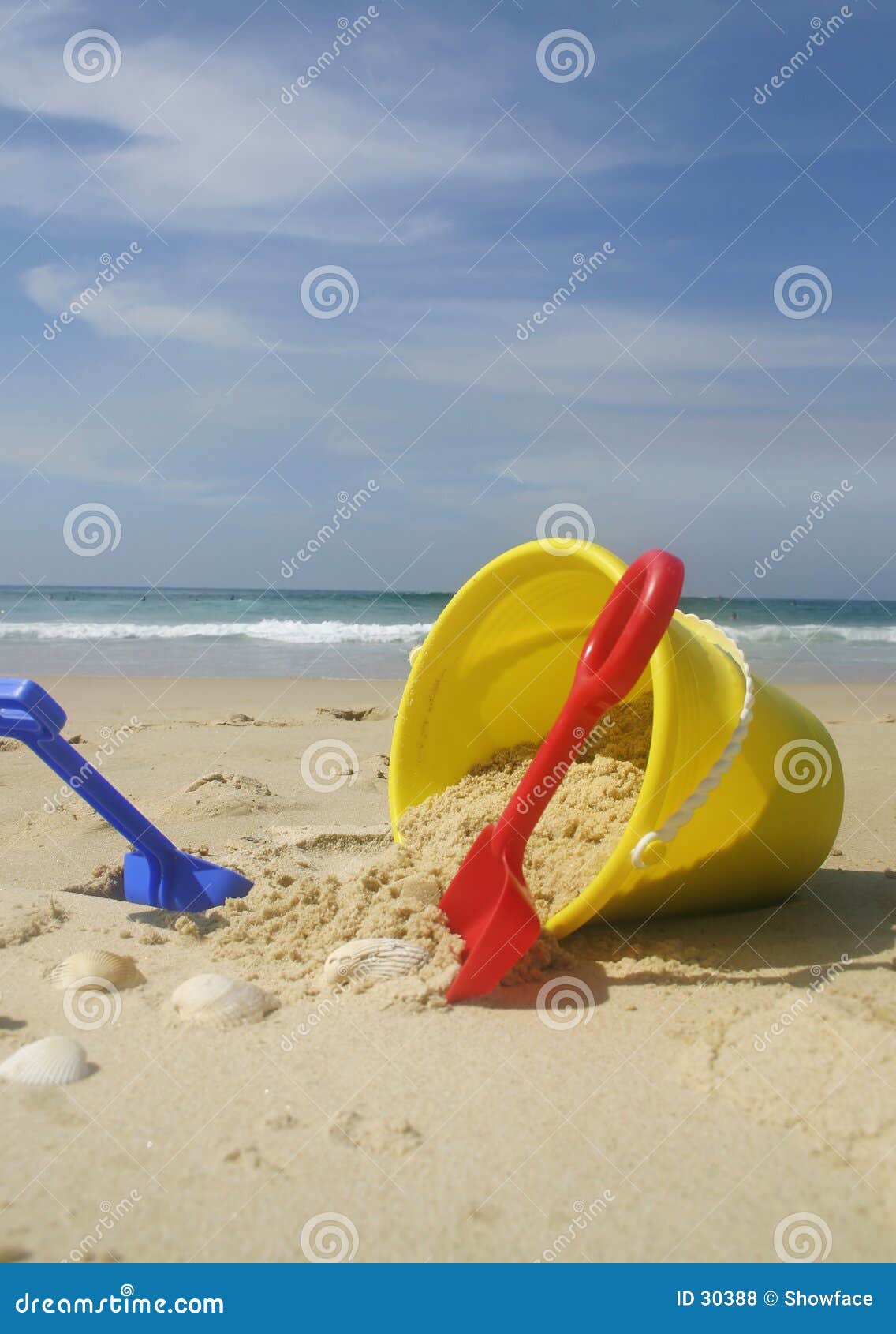 De Emmer En De Spades Van Het Strand Stock Foto - Image of rood, spelen ...