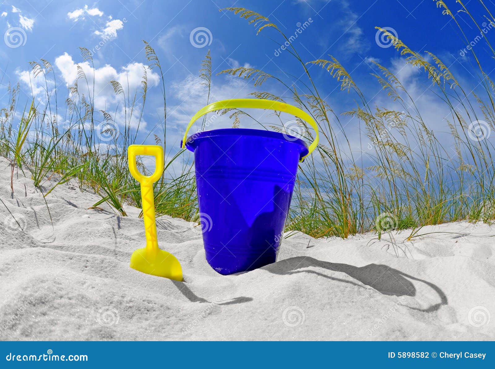 De Emmer Van Het Strand Op Zandduin Stock Foto - Image of niemand ...