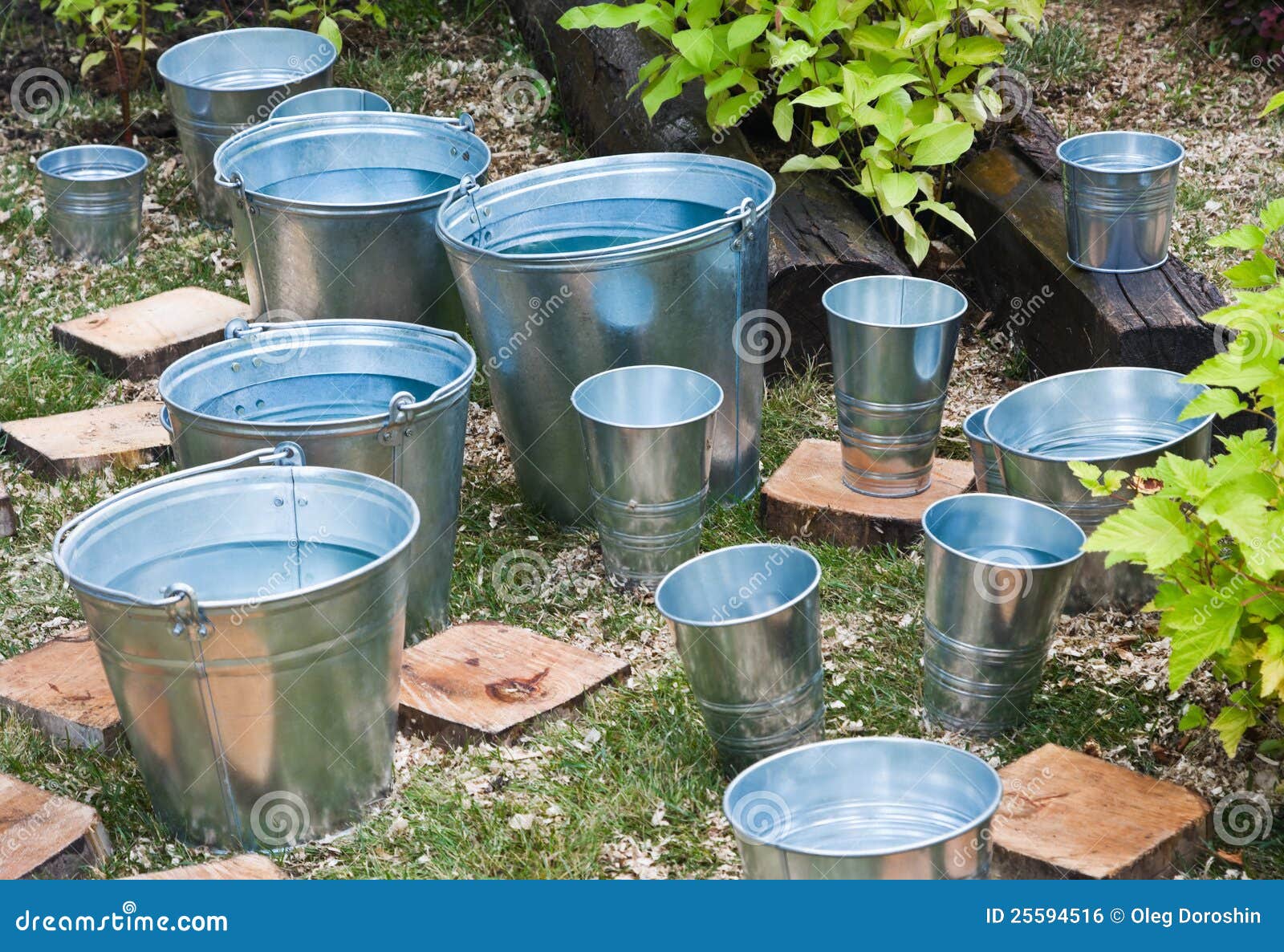 De Emmer Van Het Zink Water Stock Foto - Image of tuin, grond: 25594516