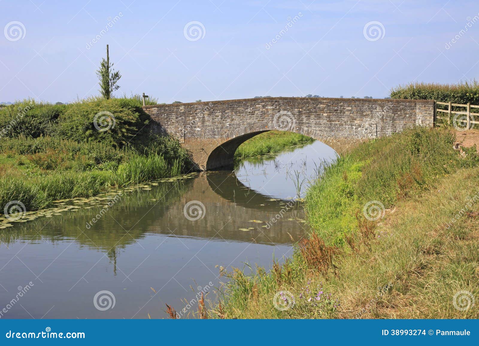 De Engelse Rivier Van Het Land En Oude Steenbrug Stock Foto - Image of ...