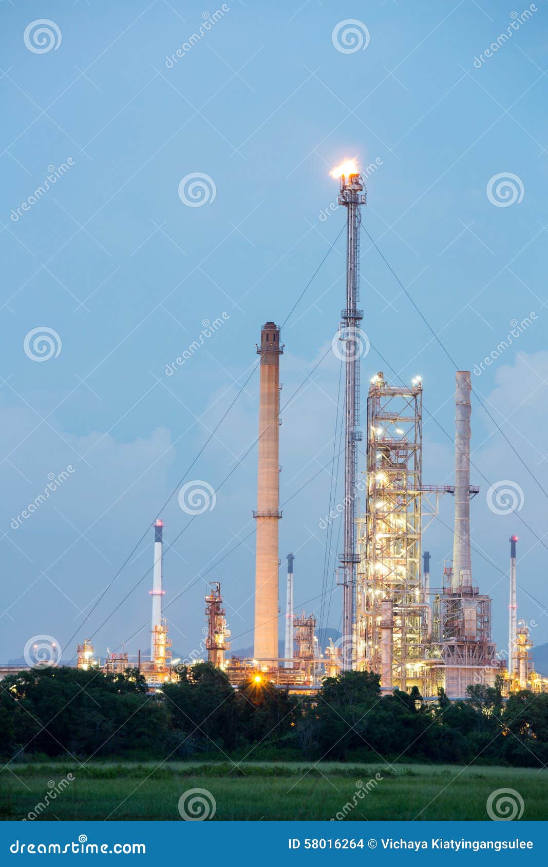 De Fabriek Van De Olieraffinaderij Stock Foto - Image of verlicht, bouw ...