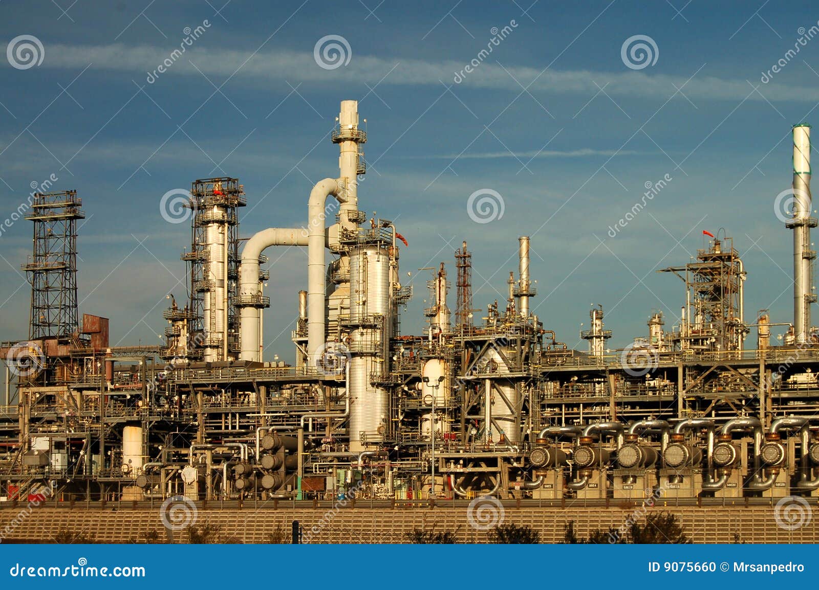 De Faciliteit Van De Raffinage Van De Olie Stock Foto - Image of ...