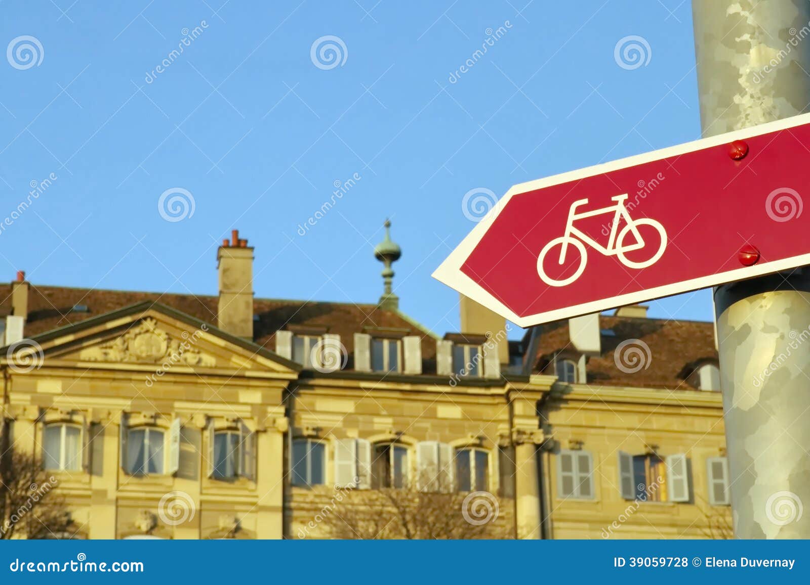 De Fiets Voorziet in De Stad Van Wegwijzers Stock Foto - Image of ...