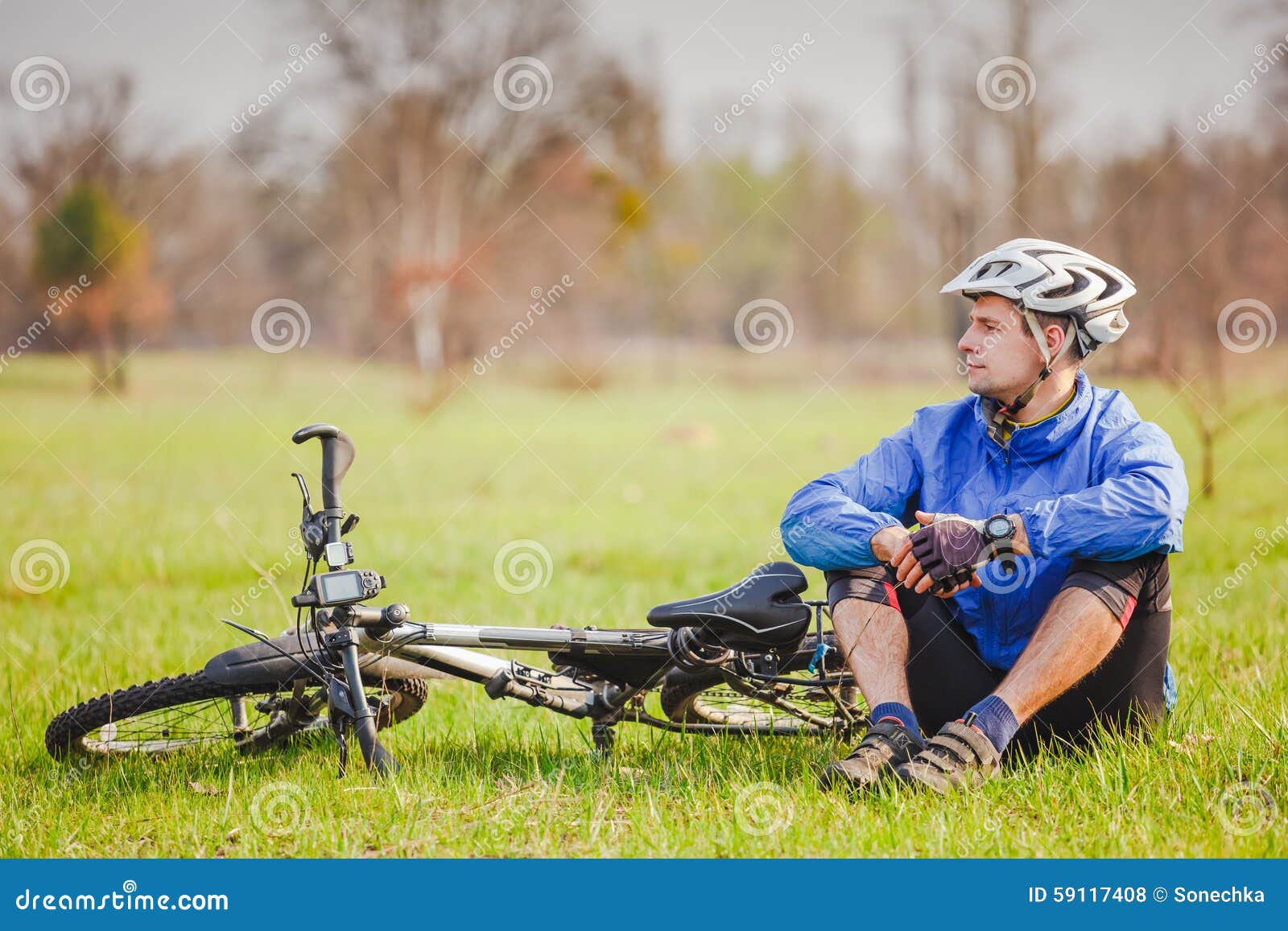 De Fietser Heeft Een Rust Met Fiets Stock Foto - Image of extreem ...