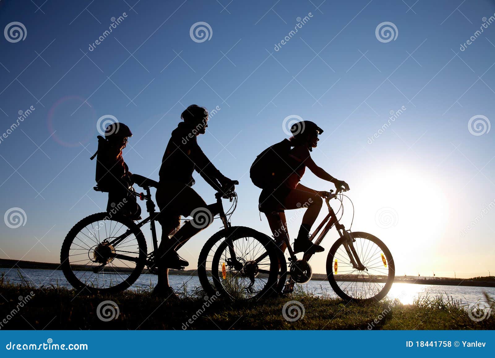 De fietser van de familie stock foto. Image of recreatief - 18441758